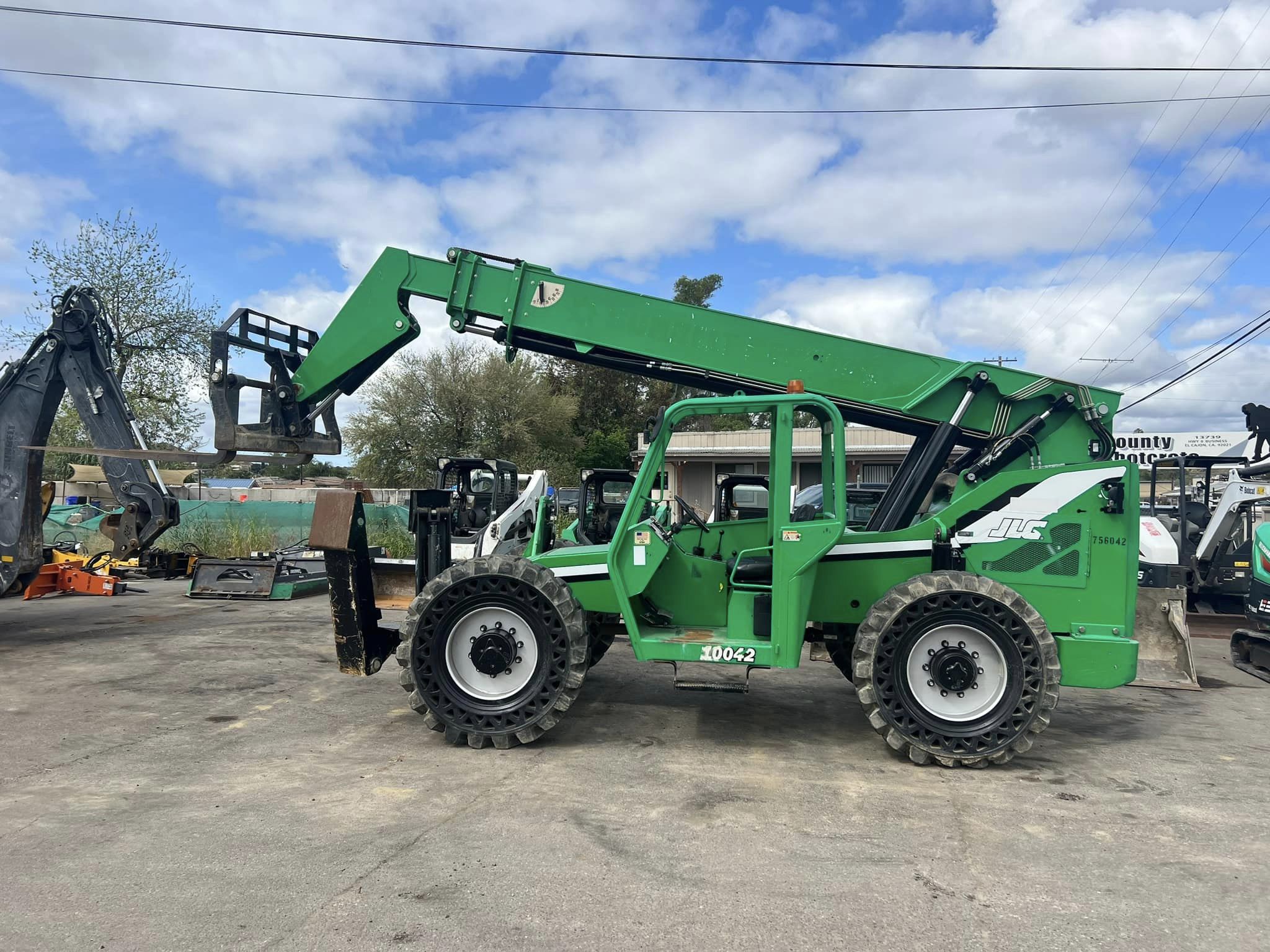 2015 Skytrak 10042 Telehandler reach fork - Borneman Trucking, Inc.